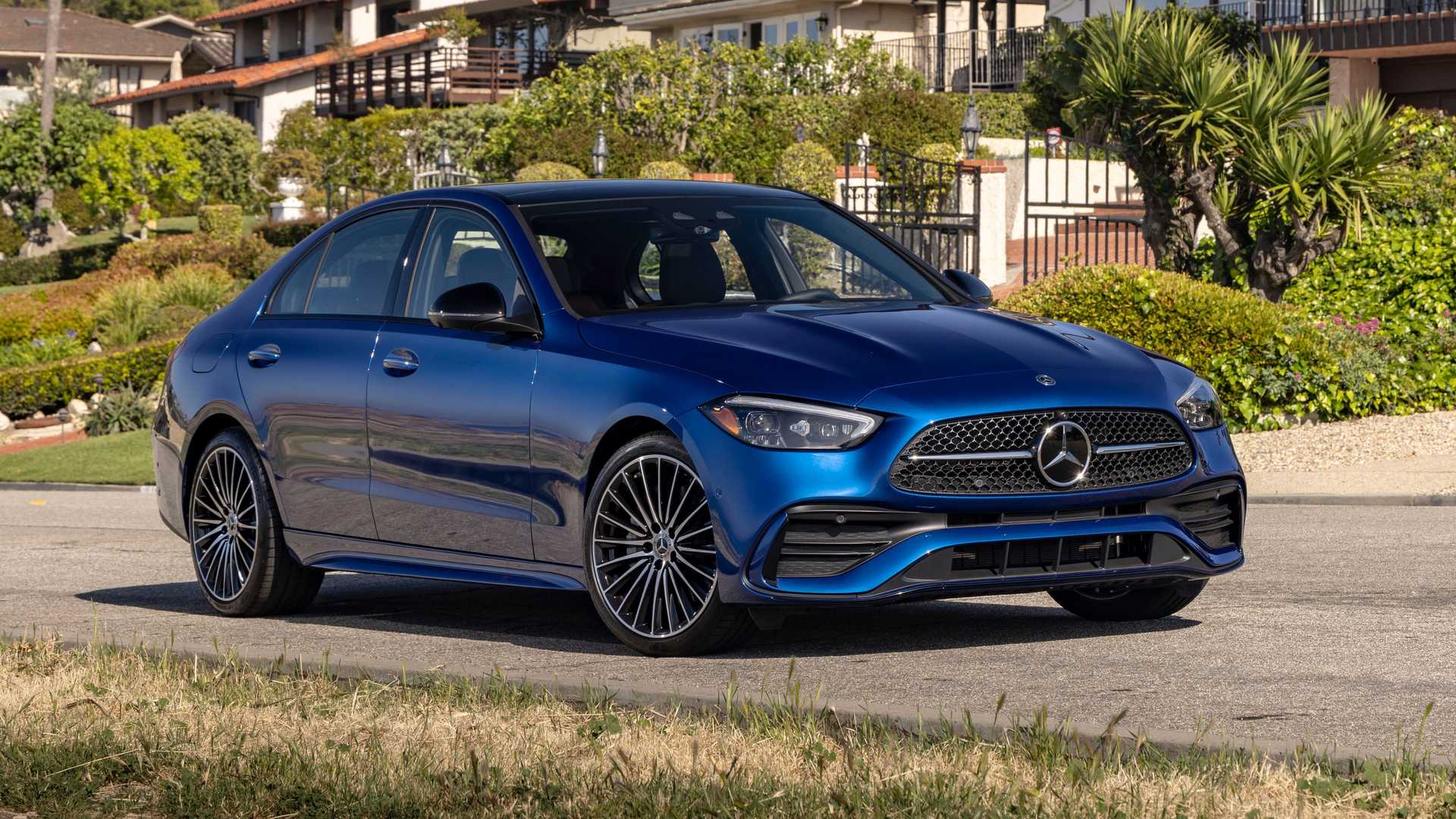 Redesigned Luxurious Sedan! Mercedes Benz C-Class 300